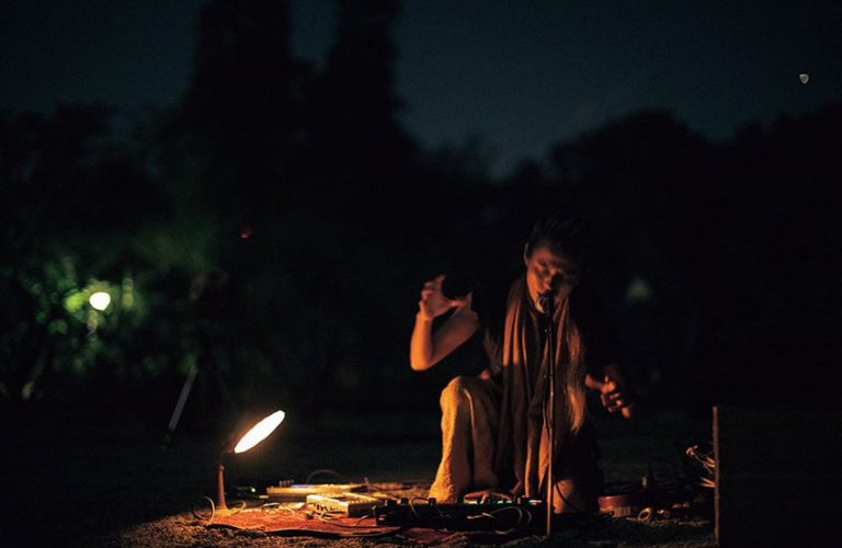 ｢森に住む音楽家｣OLAibiが見つけた自然を邪魔しない暮らし方 | Do well by doing good.jp